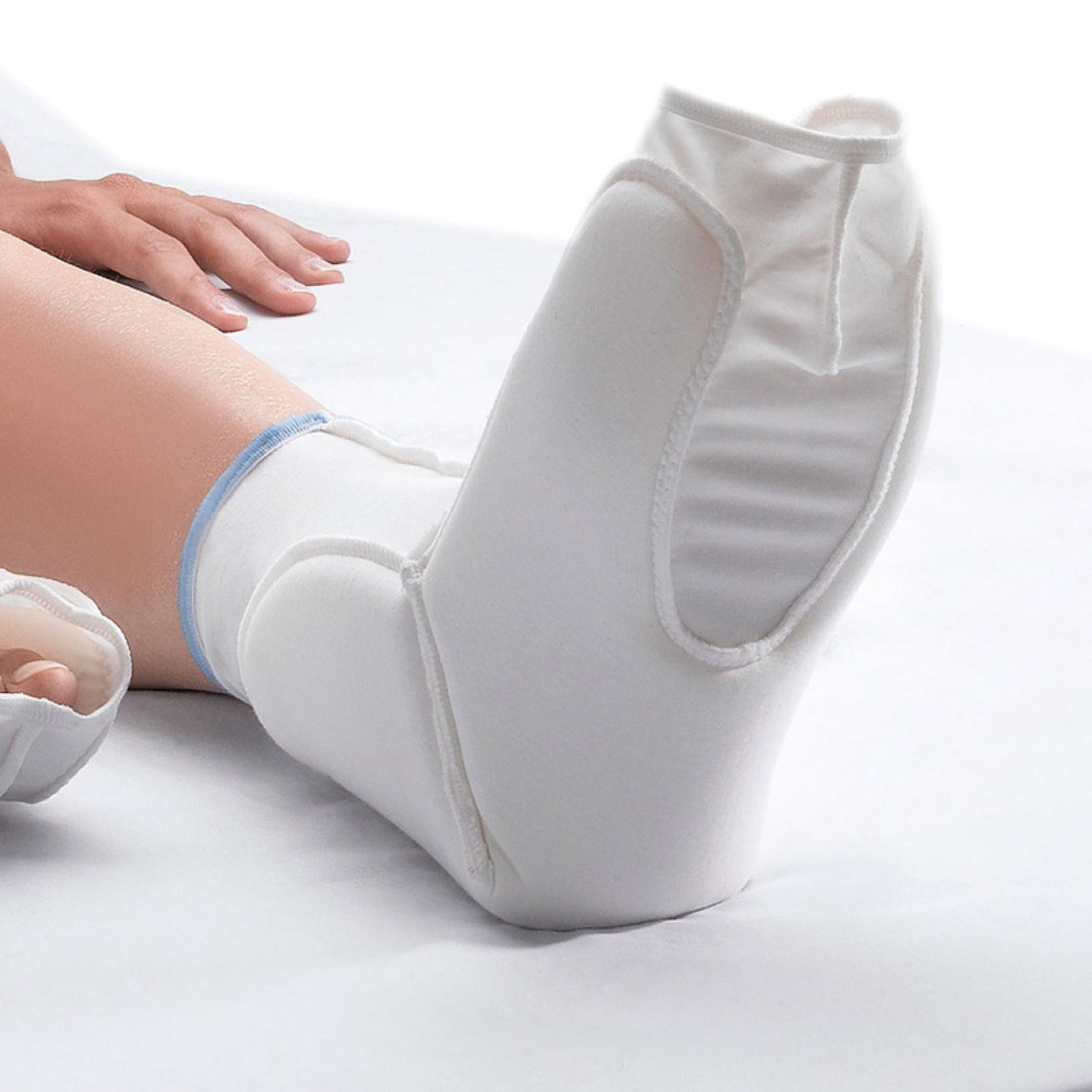 Hemam Jameel | Care Protect Pedi Socks S2